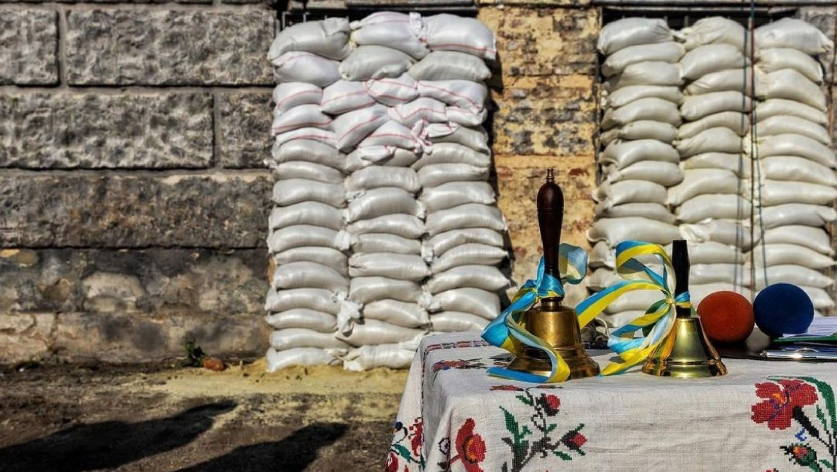 GALERIE FOTO/ Al treilea an de război. Copiii din Ucraina au început un ...