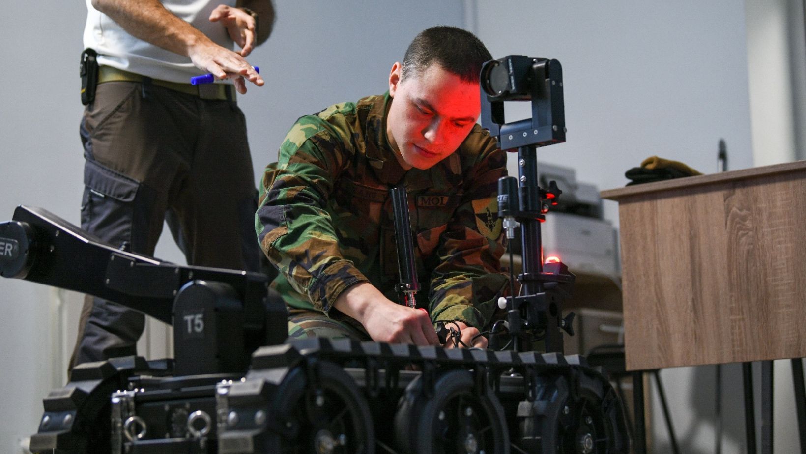 Geniștii Armatei Naționale au învățat cum să utilizeze roboți ICOR T5 ...